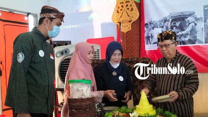 Potret Relawan PMI Sragen Kenakan Baju Lurik dan Kebaya, Meriahkan Hari ...
