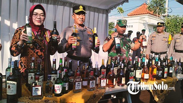 Jelang Nataru, 1.746 Liter Ciu & 736 Botol Miras Dimusnahkan Polres Sukoharjo, Digilas Stom ...
