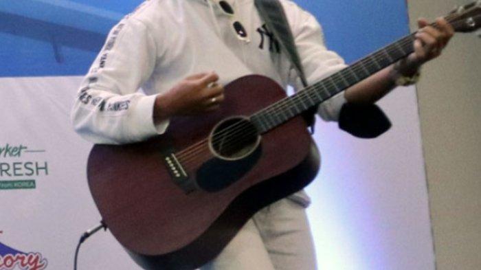 Chord Kunci Gitar dan Lirik Lagu Dulu Memang Cinta - Putri Tanjung Feat ...