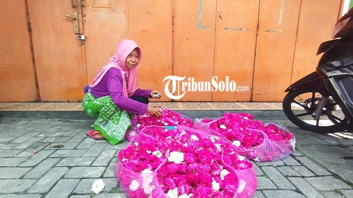 Masuki Bulan Syaban, Penjaja Kembang Tabur Mulai Muncul di Pasar ...
