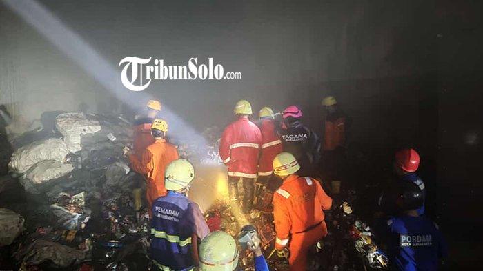 Kebakaran Gudang Rongsok di Karanganyar, Damkar: Bukan Gegara Puntung Rokok, Tapi Korsleting ...