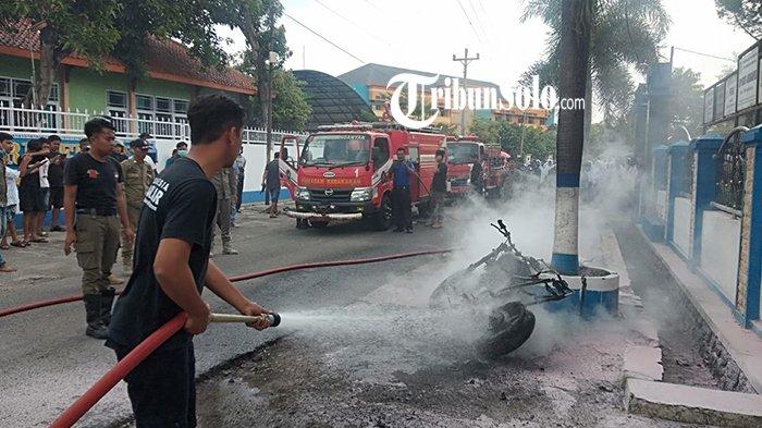 Motor Terbakar di Depan SMPN 4 Karanganyar : Tak Ada Korban,Pemadakam ...