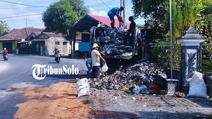 Truk Muatan Sampah Terguling di Ceper Klaten, Sempat Menutup Jalan - Tribunsolo.com