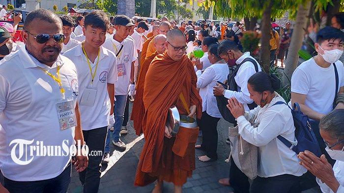 Potret Tradisi Pindapata di Solo : Umat Buddha Berderma, Beri Makanan ...