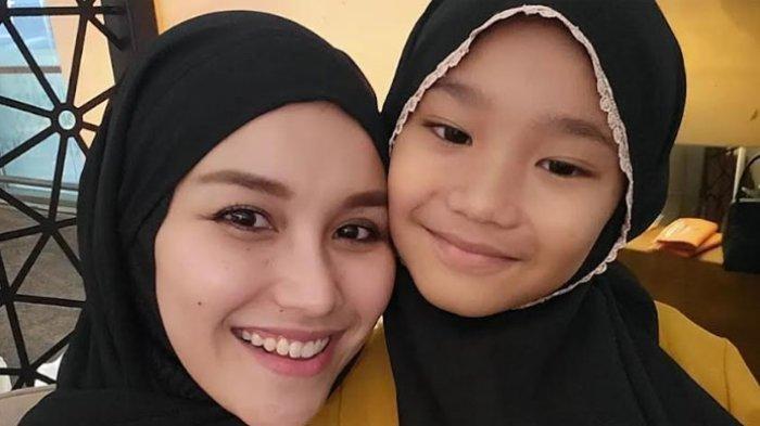 Rezeki Ngalir Sepanjang Tahun, Ayu Ting Ting Bawa Keluarga dan Karyawan Ibadah Umrah di Akhir ...