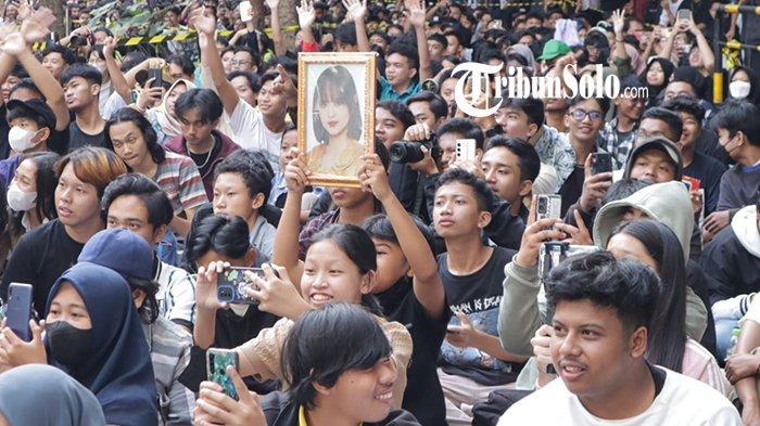Ratusan Wota Fans JKT48 Tumplek Blek di The Park Mall Solo Baru, Rela Berdesak-desakan ...