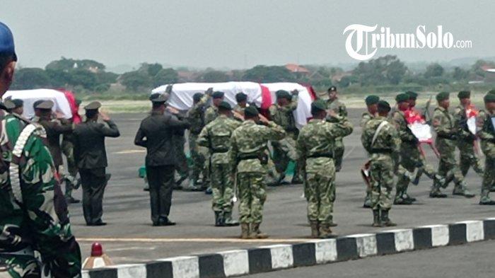 Jenazah 3 Prajurit TNI Gugur di Papua Tiba di Pangkalan AU Adi Soemarmo, Disambut Upacara ...