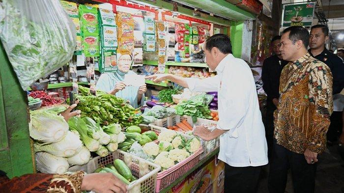 Blusukan untuk Cek Harga Bahan Pokok di Pasar Kota Wonogiri, Jokowi : Harga Beras Perlu ...