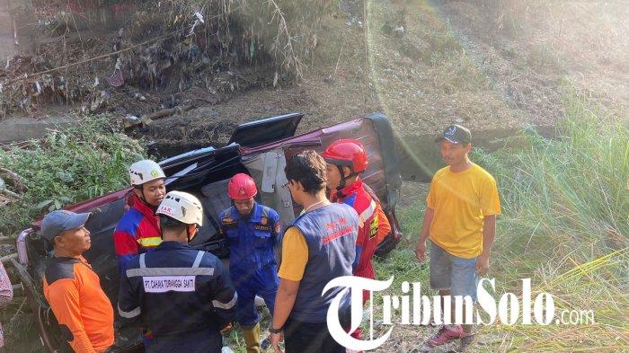Dramatis, Begini Proses Evakuasi Mobil Panther yang Terjun ke Jurang Jembatan Nongko Polokarto ...