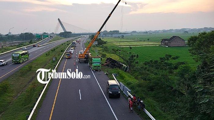 Truk Pengangkut Besi Cor Terguling di KM 504+400 Tol Solo-Ngawi, Diduga Gara-gara Sopir Ngantuk ...