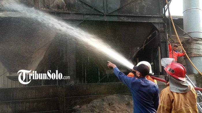 Pabrik Pengolahan Kayu di Kalijambe Sragen Terbakar, Api Dipadamkan 1,5 Jam Kemudian ...