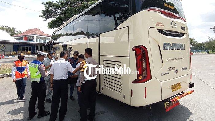 Bus di Terminal Giri Adipura Wonogiri Dicegat untuk Ramp Check ...