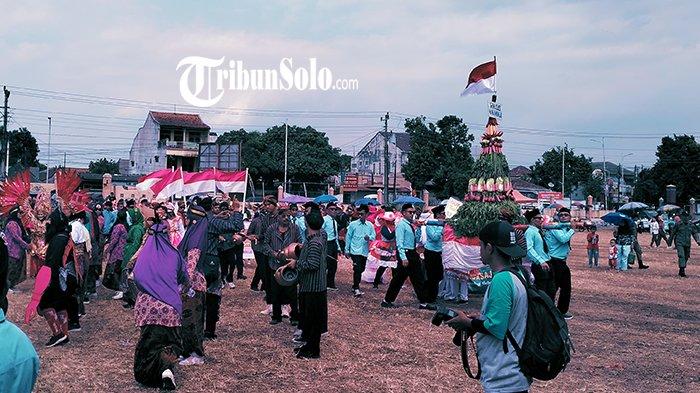 Tumplek Blek, Pawai Pembangunan Desa di Makamhaji Sukoharjo Jateng Tampilkan Berbagai Kostum ...