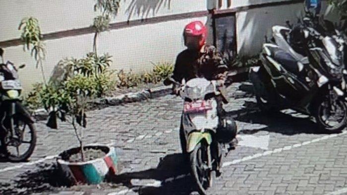 Pengendara Motor Plat Merah di Brebes Curi Helm di Kantor Pengadilan Agama, Videonya Viral di FB ...