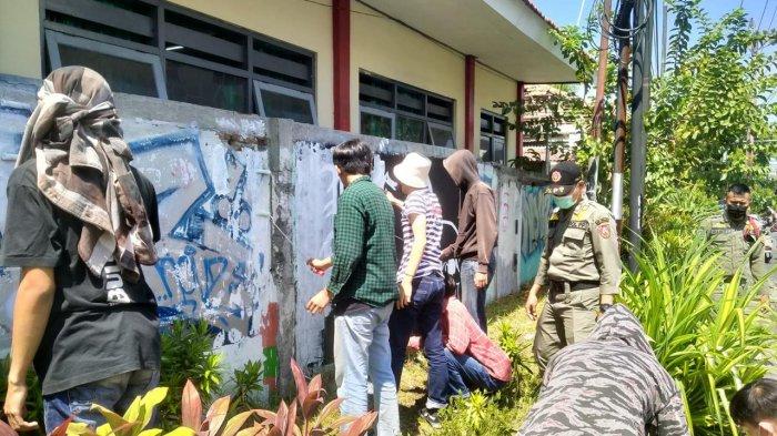 Corat-coret Tembok SMP N 16 Solo, 7 Remaja Diganjar Sanksi, Ngecat ...