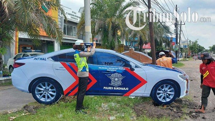 Bikin Kaget, Mobil Patroli Polisi Tak Bergerak Parkir di Jalan Raya ...