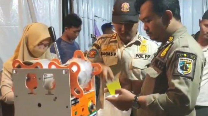 Apa Itu Es Moni? Miras Oplosan Mirip Es Teh Kemasan yang Tren di Demak ...