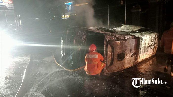 BREAKING NEWS : Panther Tabrak Mobil Travel Sampai Terguling dan Terbakar di Jalan Raya Sragen ...