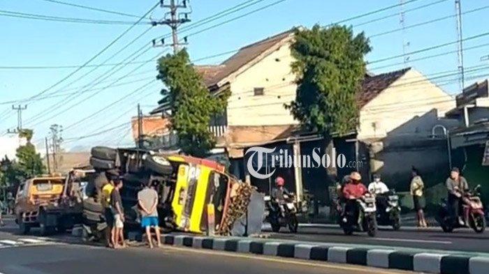 Truk Muatan Kayu Terguling di Masaran Sragen, Diduga Sopir Mengantuk Tabrak Median Jalan ...