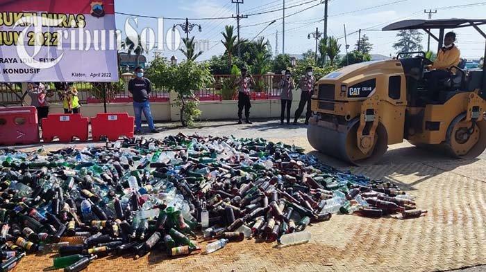 Peredaran Miras di Klaten Fantastis : Sebulan 10.057 Botol Disita, Kini Hancur Digilas Alat ...