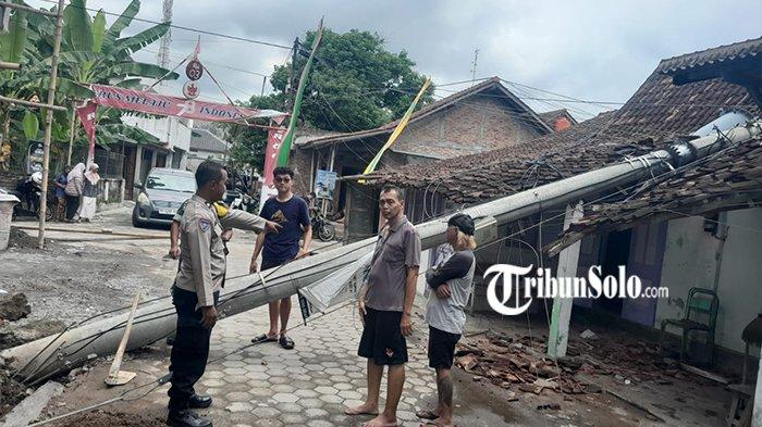 Tiang Listrik Roboh di Wedi Klaten, Timpa Rumah Warga Sampai Atap Bolong Gegara Perbaiki Saluran ...