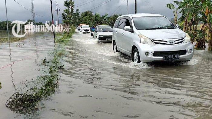 Banjir di Jalan Masaran-Plupuh Sragen : Gegara Nekat, Banyak Sepeda Motor dan Mobil Mogok ...