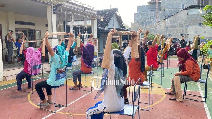 Cerita Terapi Senam Duduk ala Warga Mantren Karanganyar : Berkah Punya ...