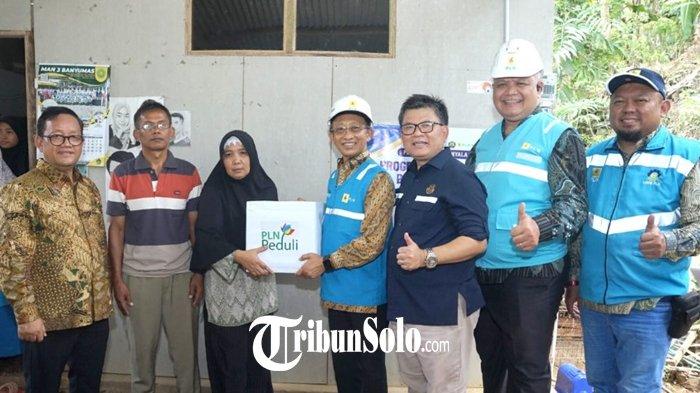 Senyum Bahagia Warga Sumpiuh Banyumas, Sinergi PLN - ESDM Berikan Bantuan Pasang Baru Listrik ...