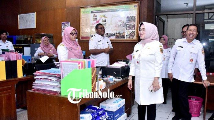 Hari Pertama Kerja Usai Lebaran, Bupati Sukoharjo Datangi Kantor OPD, Cek Langsung Kehadiran ASN ...