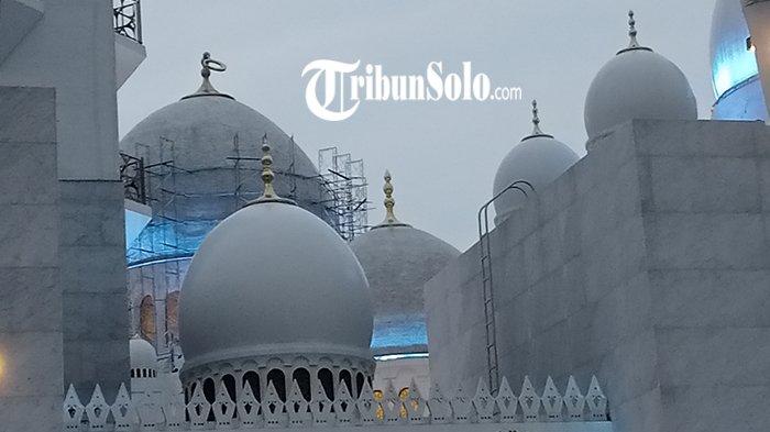 Ornamen Simbol Bulan di Atas Kubah Masjid Raya Sheikh Zayed Patah ...