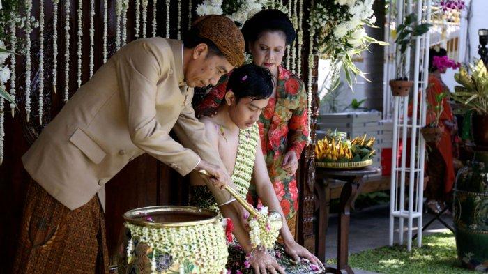 Apa itu Siraman? Ini Penjelasan dan Tujuannya - Tribunsolo.com