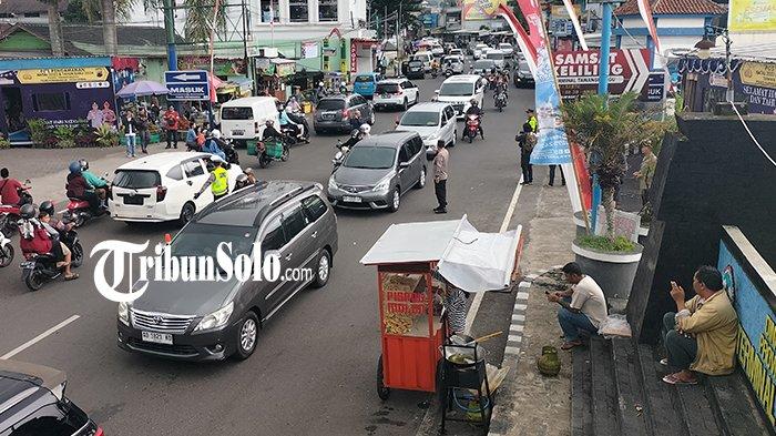 Kondisi Arus Lalu Lintas di Tawangmangu Jelang Pergantian Tahun 2024, Terpantau Ramai Lancar ...