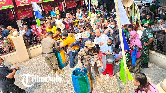 Cerita Warga Sumedang Puluhan Tahun Ngalap Berkah Bilasan Slambu Makam ...
