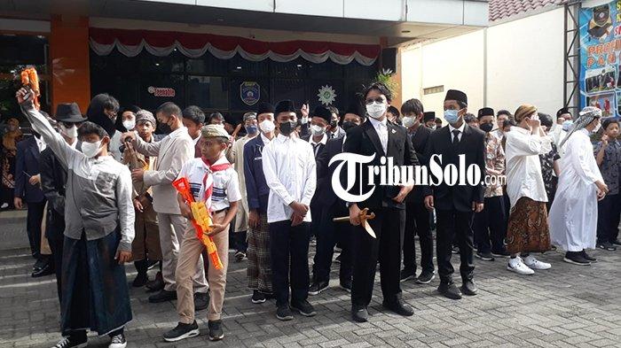 Teladani Pengorbanan Pahlawan, Ratusan Siswa SMP Muhammadiyah PK Kenakan Pakaian Pahlawan ...