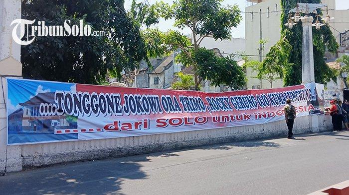 Protes Pernyataan Rocky Gerung soal Jokowi, Pelita Bentangkan Spanduk ... Protes Pernyataan Rocky Gerung soal Jokowi, Pelita Bentangkan Spanduk ...