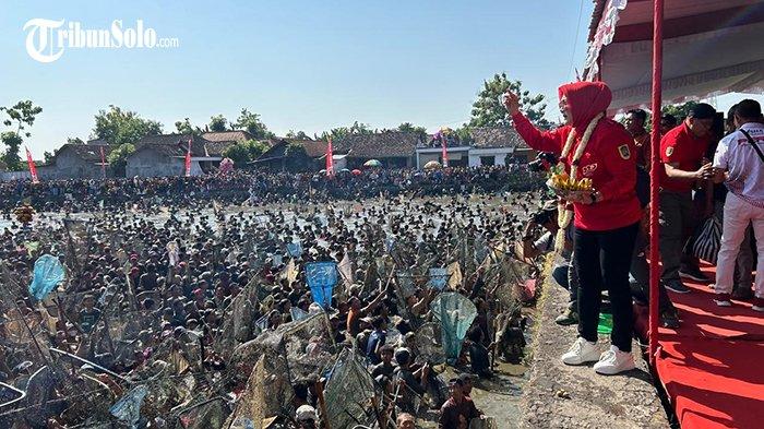 Ikan Yang Dilepas Bupati Sri Mulyani Jadi Rebutan Ribuan Warga di ...