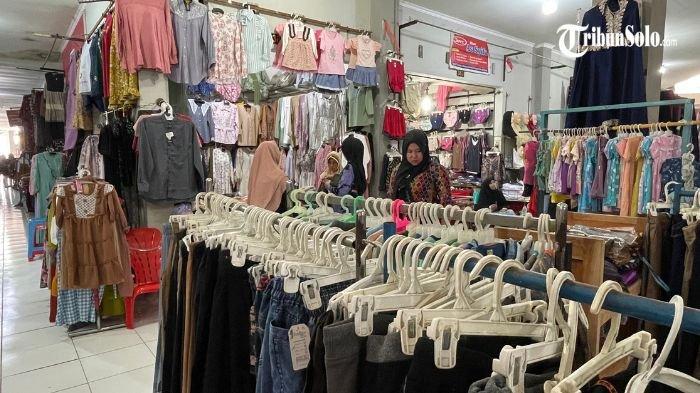 H-2 Lebaran 2025, Pedagang Pakaian di Pasar Ir Soekarno Sukoharjo ...