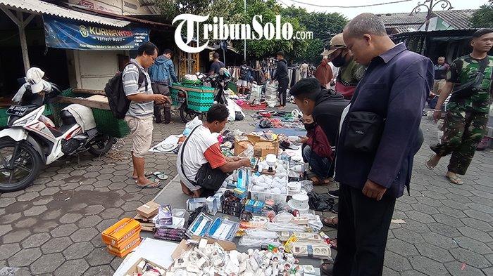 Uniknya Pasar Pagi Klitikan Notoharjo Solo: Jual Barang Bekas, Pembeli ...