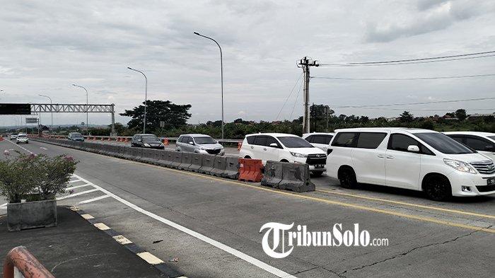 Total 15 Ribu Kendaraan Keluar Masuk Gerbang Tol Kebakkramat ...