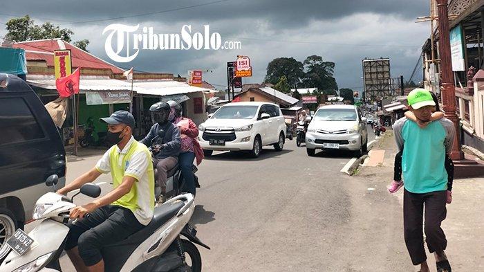 Kondisi Arus Lalu Lintas di Jalur Wisata Tawangmangu, Terpantau Padat Sejak Siang - Tribunsolo.com