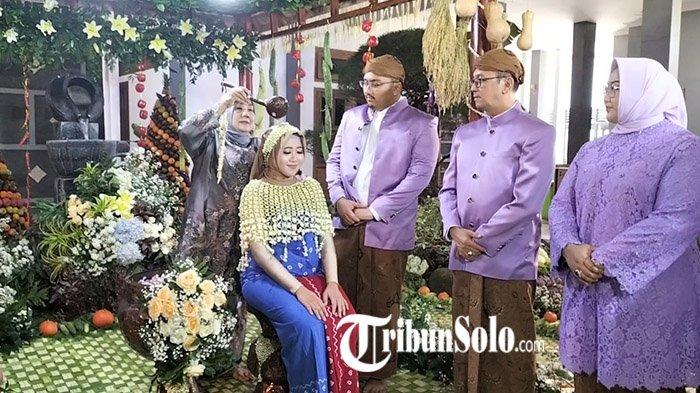 Potret Prosesi Mitoni Menantu Pertama Bupati Sragen : Dibalut Suka Cita ...