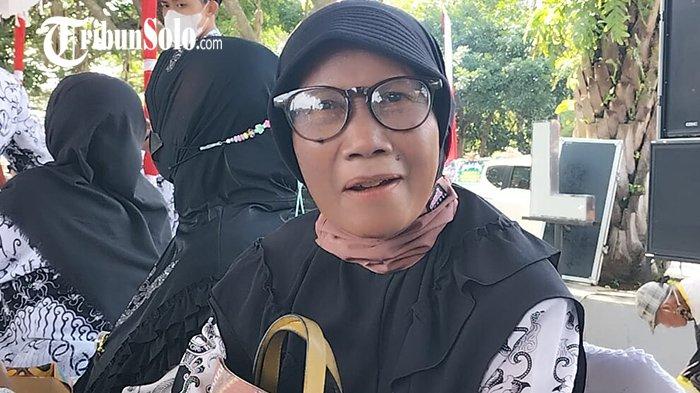 Kisah Sulasmi di Karanganyar : Puluhan Tahun Jadi Guru Wiyata Bhakti ...