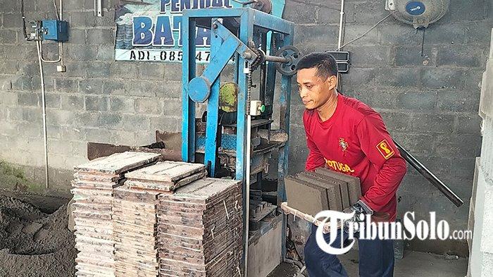 Potret Pembuatan Batako di Pengging Boyolali : Permintaan Tinggi ...