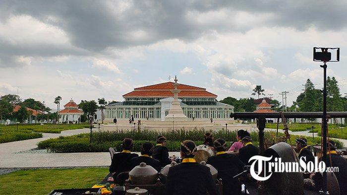Perpaduan Unik di Taman Pracima Mangkunagaran: Restoran Mewah & Pohon ...