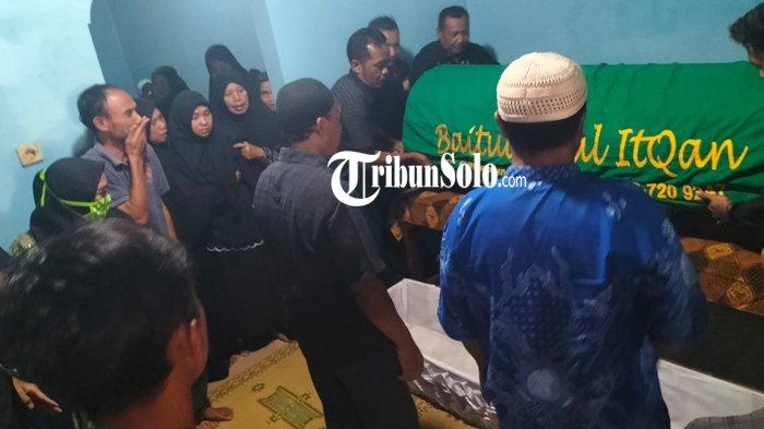 Isak Tangis Keluarga Pecah, Saat Jenazah Egi Yoga Diduga jadi Korban Pembunuhan Tiba di Rumah ...