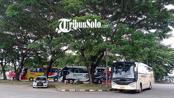 Menjelang Natal, Kedatangan Penumpang Bus AKAP di Terminal Giri Adipura ...