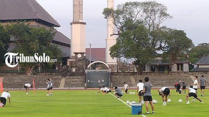 Shin Tae-yong Tak Pimpin Latihan Perdana Timnas U-23 Indonesia di Stadion Sriwedari Solo ...