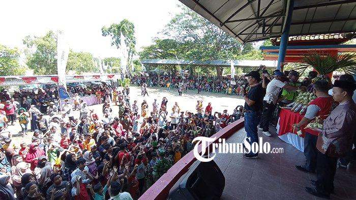 Antusiasme Wisatawan Sambut Tradisi Andum Ketupat di WGM Wonogiri ...