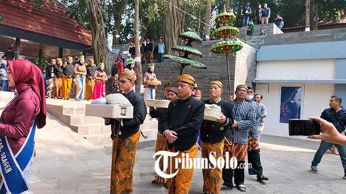 Peringati 1 Suro, Slambu Makam Pangeran Samudro di Gunung Kemukus ...