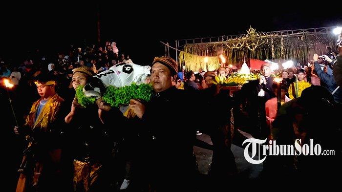 Tradisi Malam 1 Suro di Lereng Merapi : Sedekah Bumi, 10 Orang ke Pasar Bubrah, Larung Kepala ...